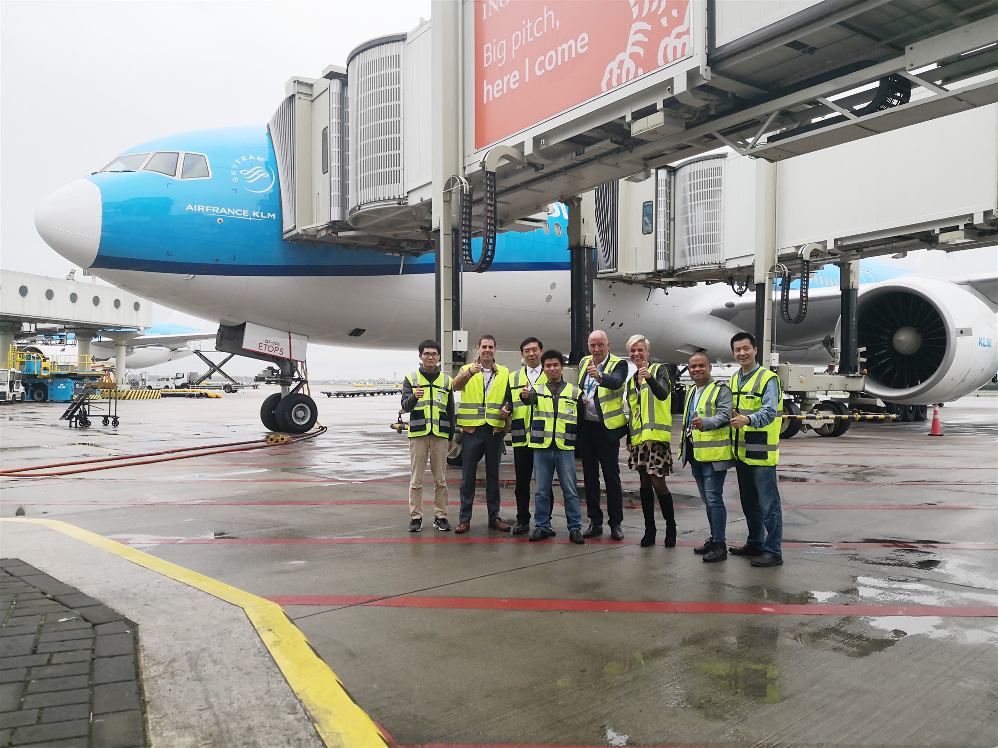 World’s first unmanned jet boarding bridges made by CIMC put into ...